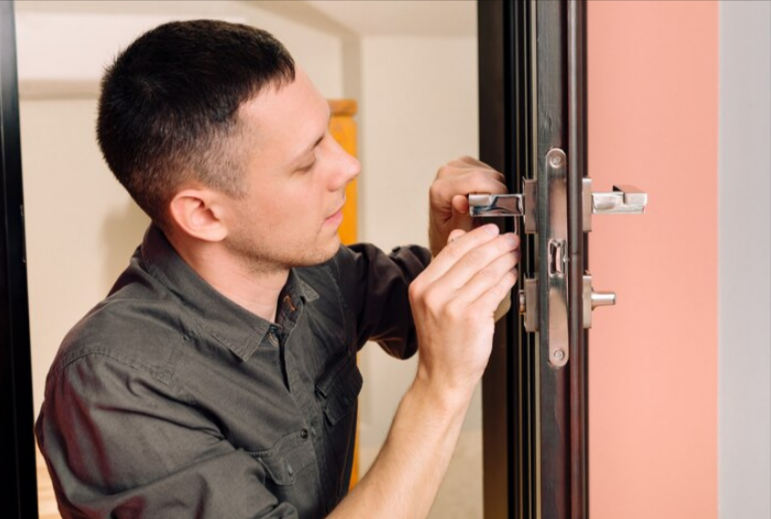 8 razones comunes para llamar a un cerrajero, desde bloqueos hasta ...